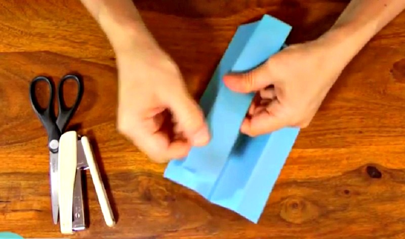 Elle Plie Des Feuilles De Papier Cartonné En Accordéon… Sa Création ...