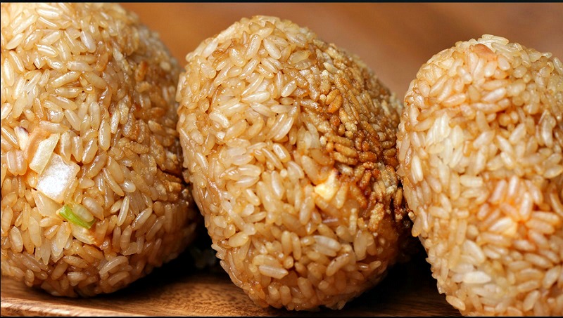 Voici Comment Faire Des Boulettes De Riz Au Poulet Frit... Une Recette ...