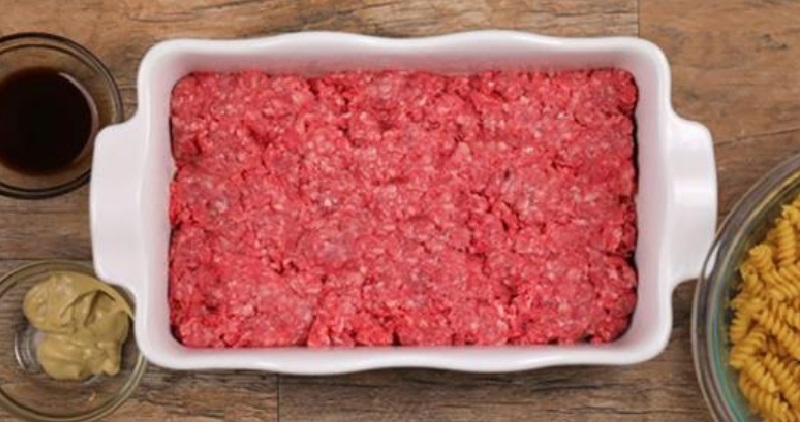 Elle Met Du Boeuf Haché Et Des Pâtes Alimentaires Dans Un Plat… Sa ...