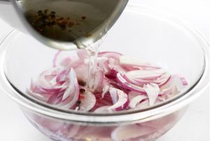Voici Comment Faire Des Oignons Rouges Marinés… Une Recette Facile Et ...